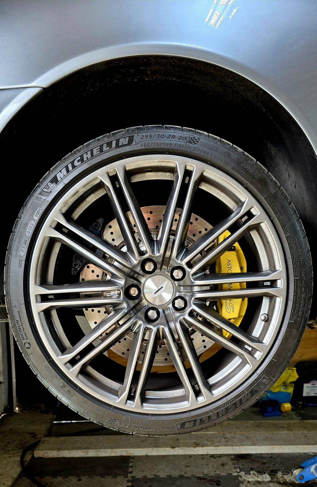 Aston Martin DB9 Upgraded Brakes